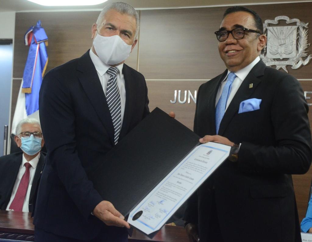 José Antonio Castillo recibe certificado como senador electo de San ...