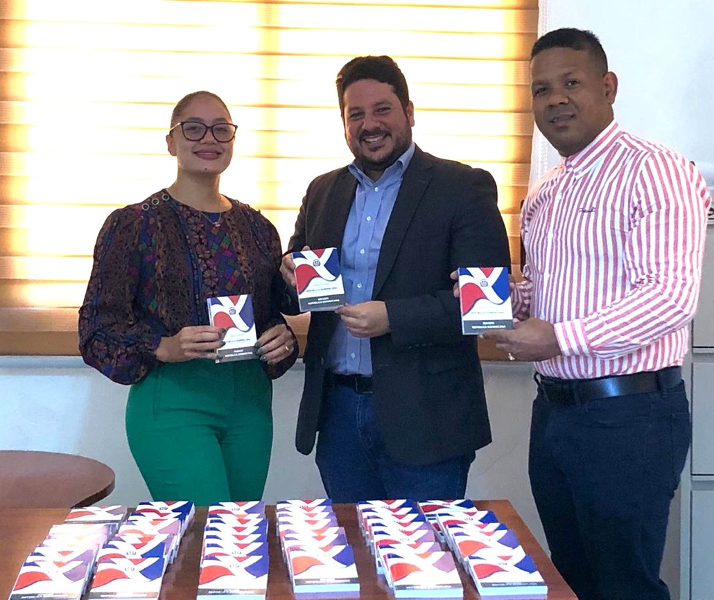 Omar Estrella dona ejemplares de la constitución dominicana - El Ocoeño