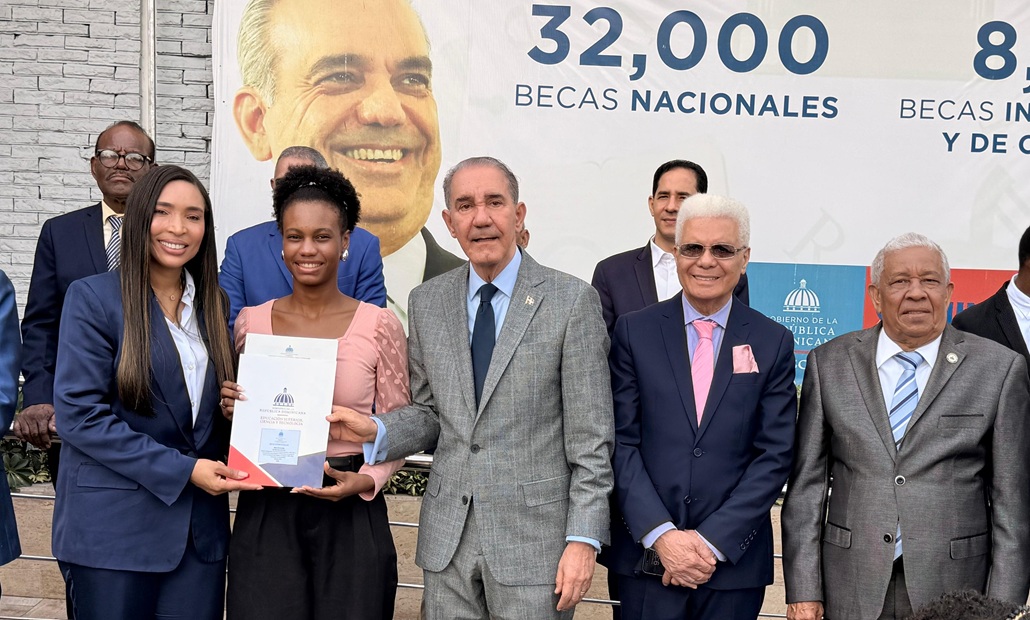 MESCyT entrega 603 becas internacionales a beneficiarios que cursarán ...