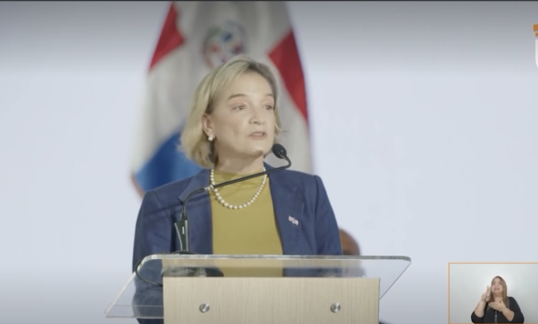 Darys Estrella inspira a 1,985 graduandos al recordar sus dificultades ...