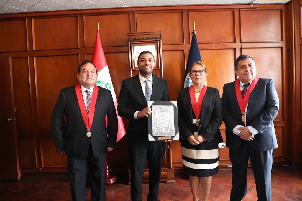 Fiscal Merlin Mateo diserta ante la Corte Superior de Lima en Perú ...